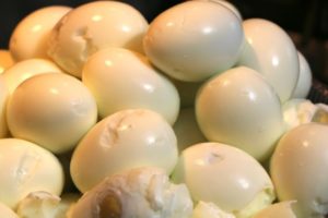 ゆで卵の殻が剥けない理由は？熱いうちが良いの？半熟の時は？｜知っておきたい食のあれこれ！